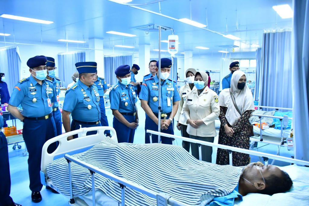 Komandan Puspenerbal Jenguk Personelnya di RSPAL dr Ramelan Surabaya