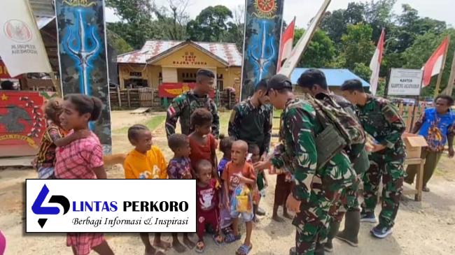 Satgas Yonif 501 Bajra Yudha Kibarkan Bendera Merah Putih